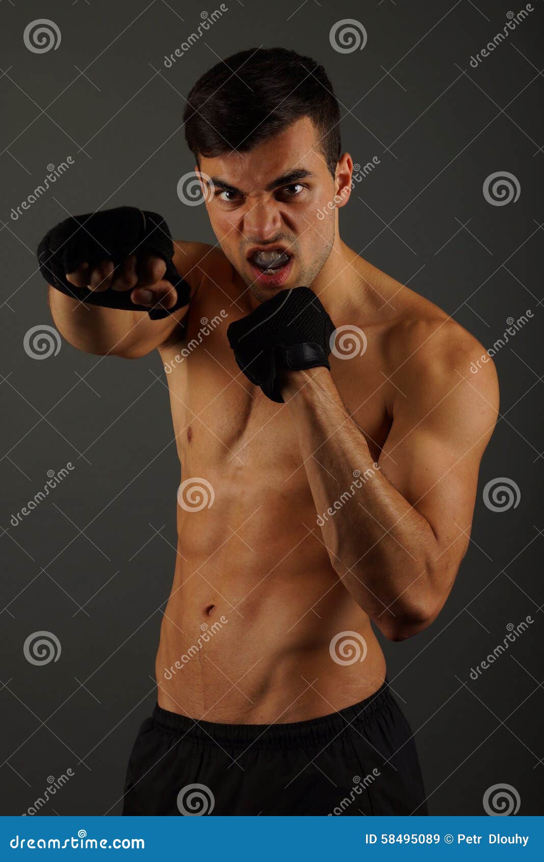 Junger Mann mit Boxern stockbild. Bild von leistung, karosserie - 58495089