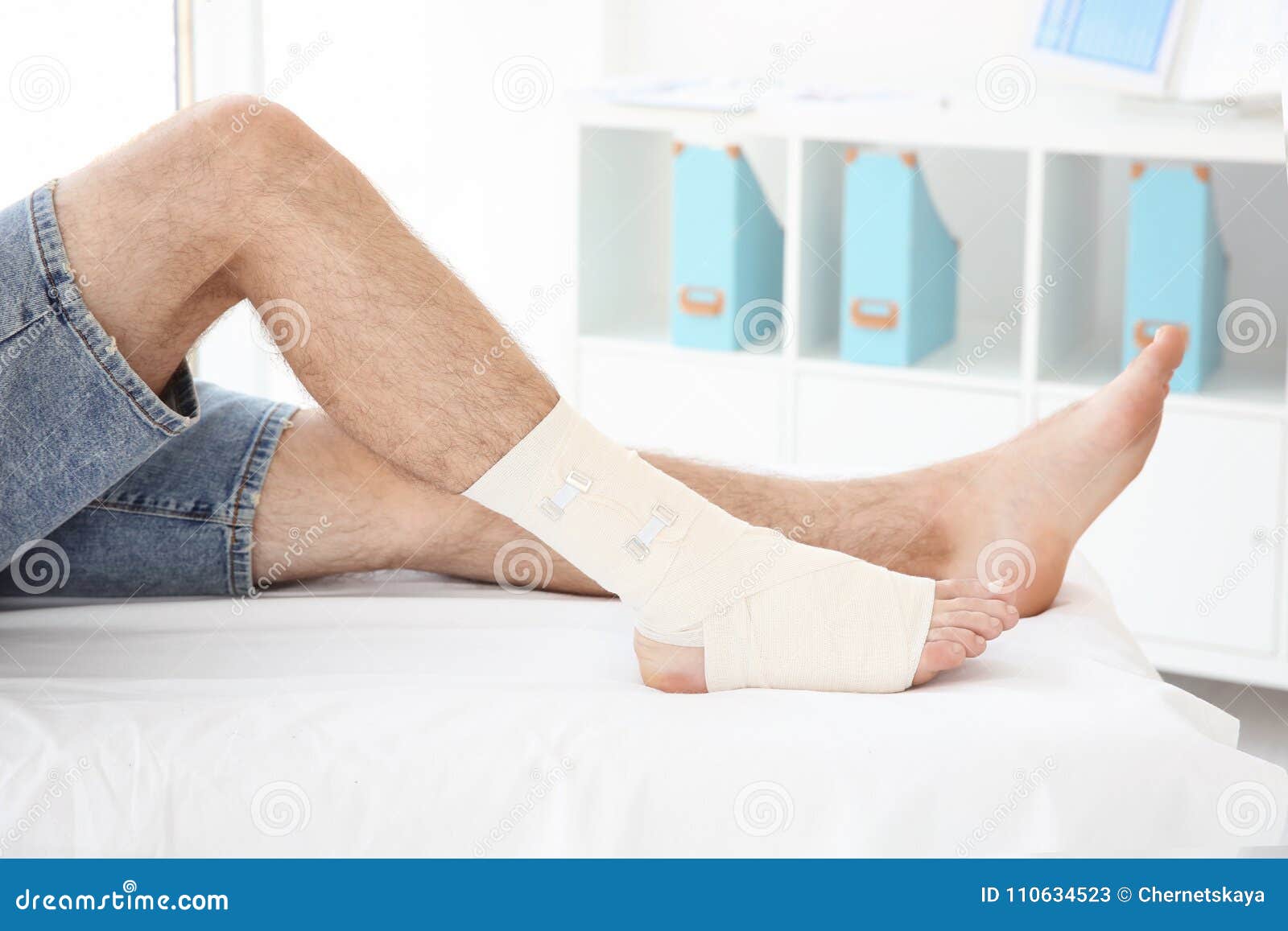 Junger Mann Mit Dem Verbundenen Bein Stockbild - Bild von hurt, schmerz ...