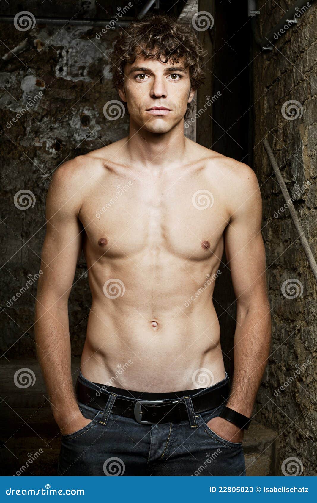 Junger Mann Mit Den Abdominal- Muskeln Steht Stockfoto - Bild von haar ...