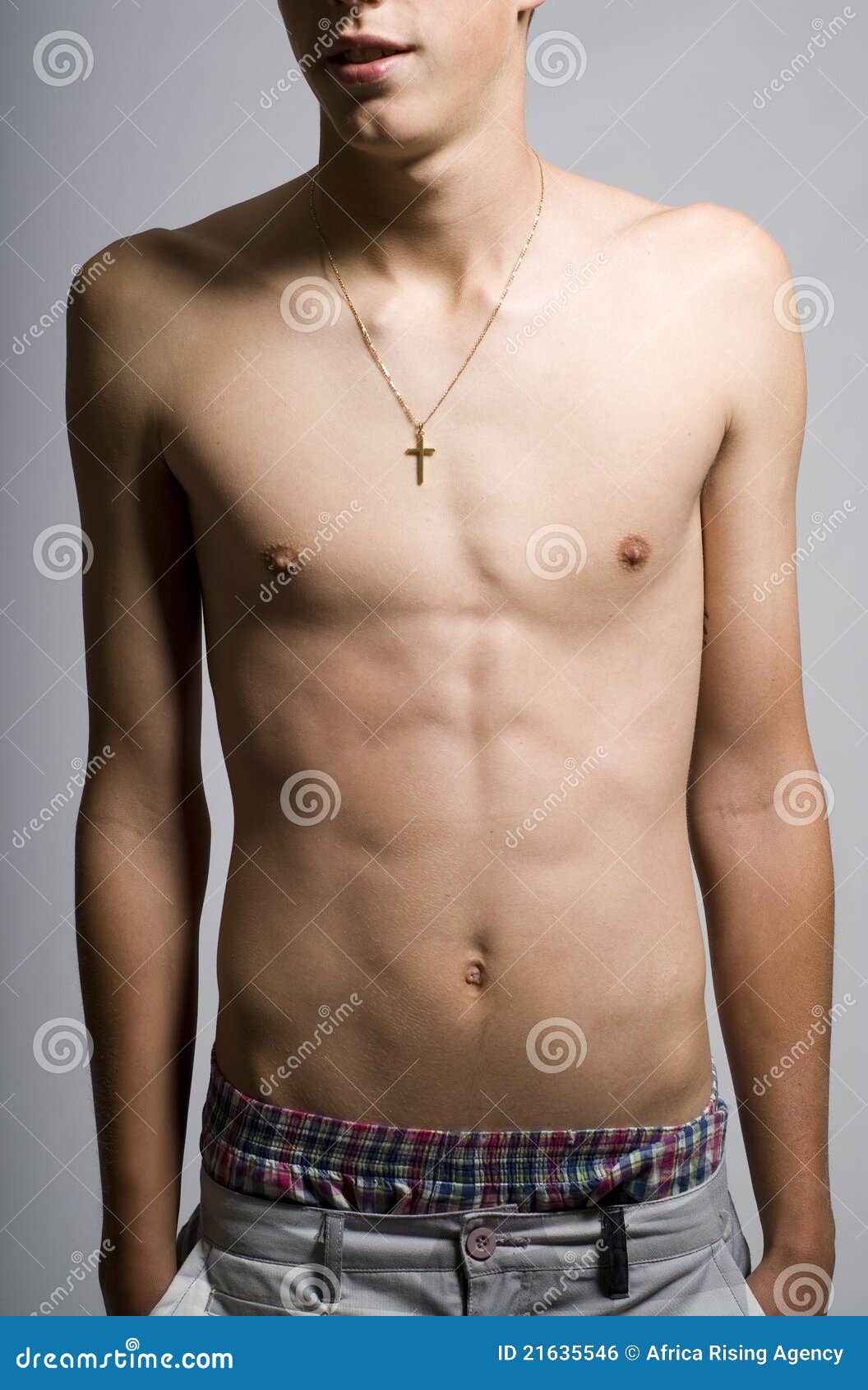 Junger Mann Mit Den Mageren Magenmuskeln Stockfoto - Bild von ...