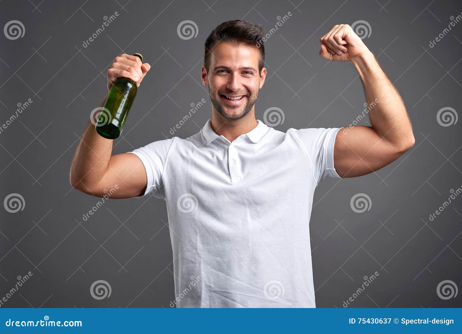 Junger Mann mit einem Bier stockbild. Bild von fäuste - 75430637