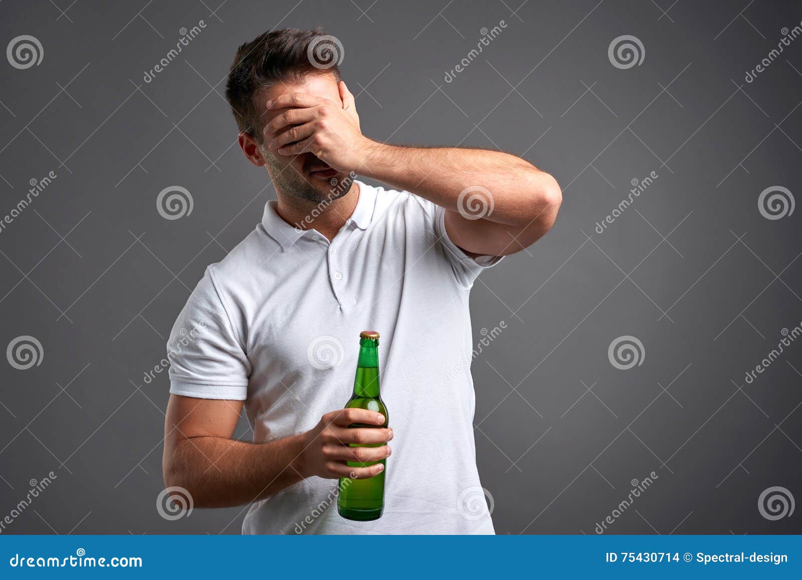Junger Mann mit einem Bier stockfoto. Bild von ausfall - 75430714