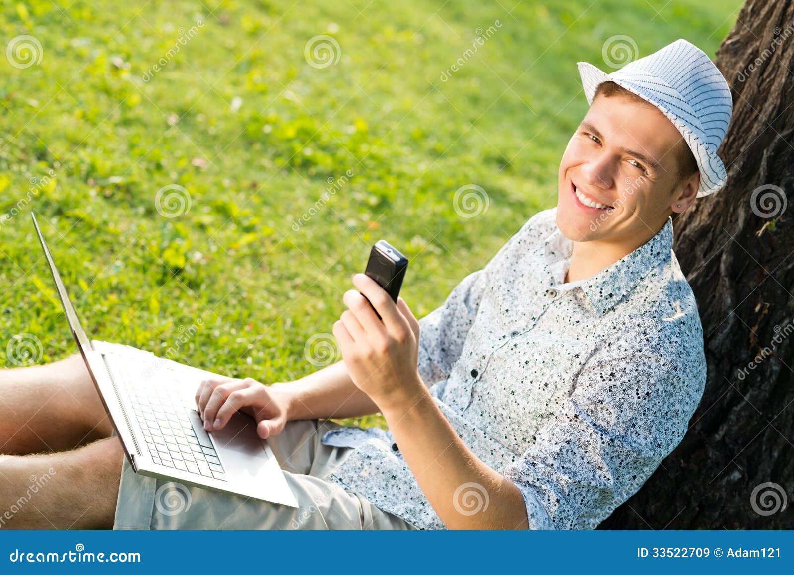 Junger Mann Mit Einem Handy Stockbild - Bild von person, park: 33522709
