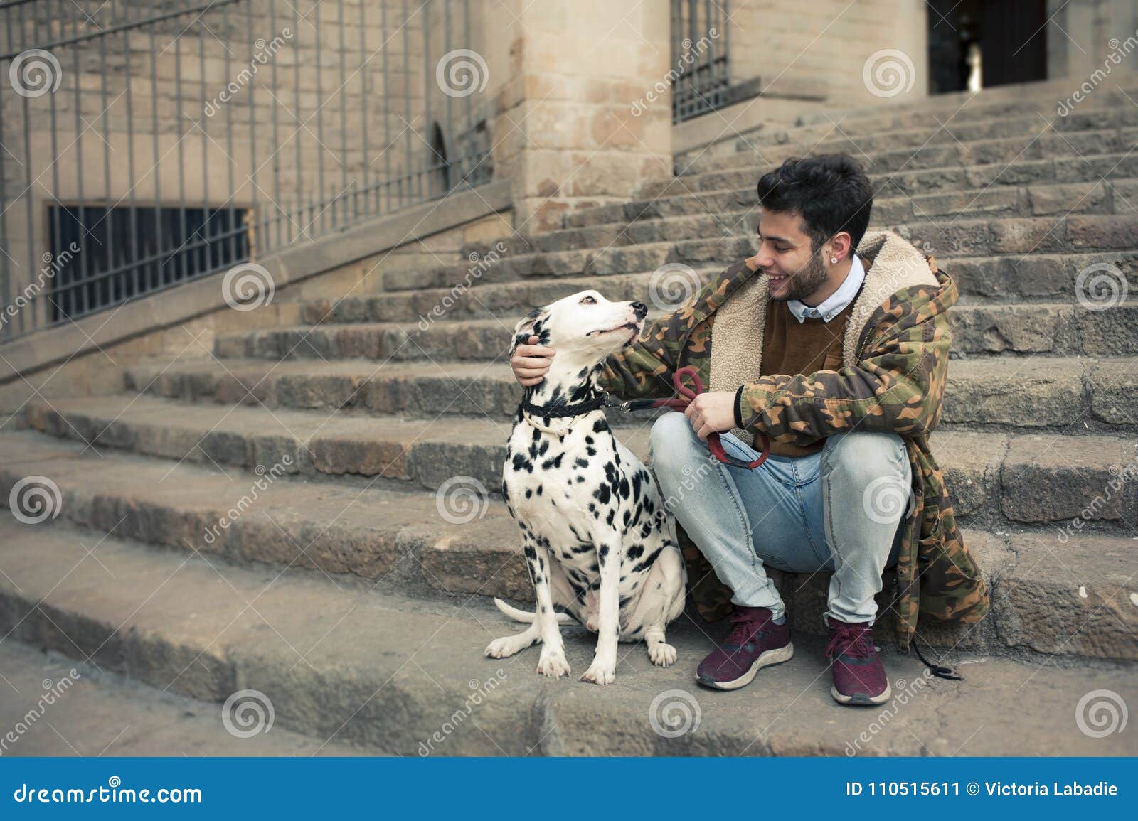 Junger Mann mit einem Hund stockbild. Bild von treppe - 110515611