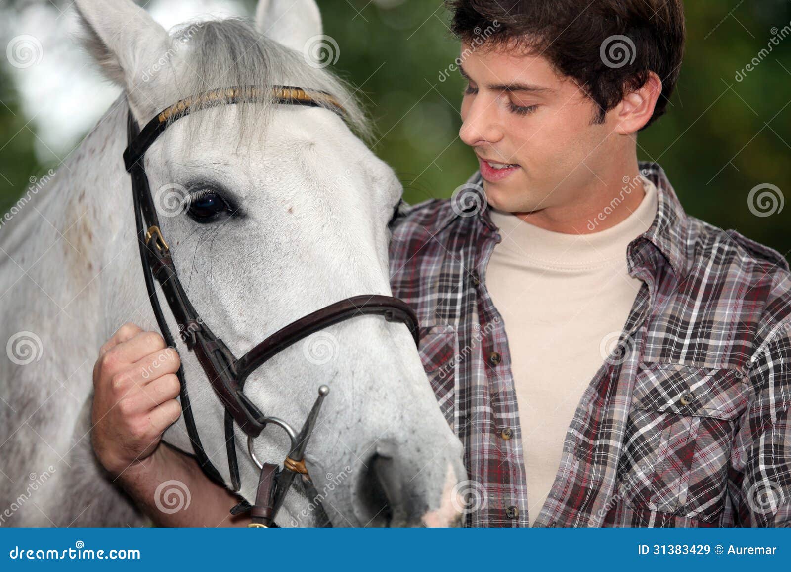 Junger Mann Mit Einem Pferd Stockbild - Bild von nasenlöcher ...