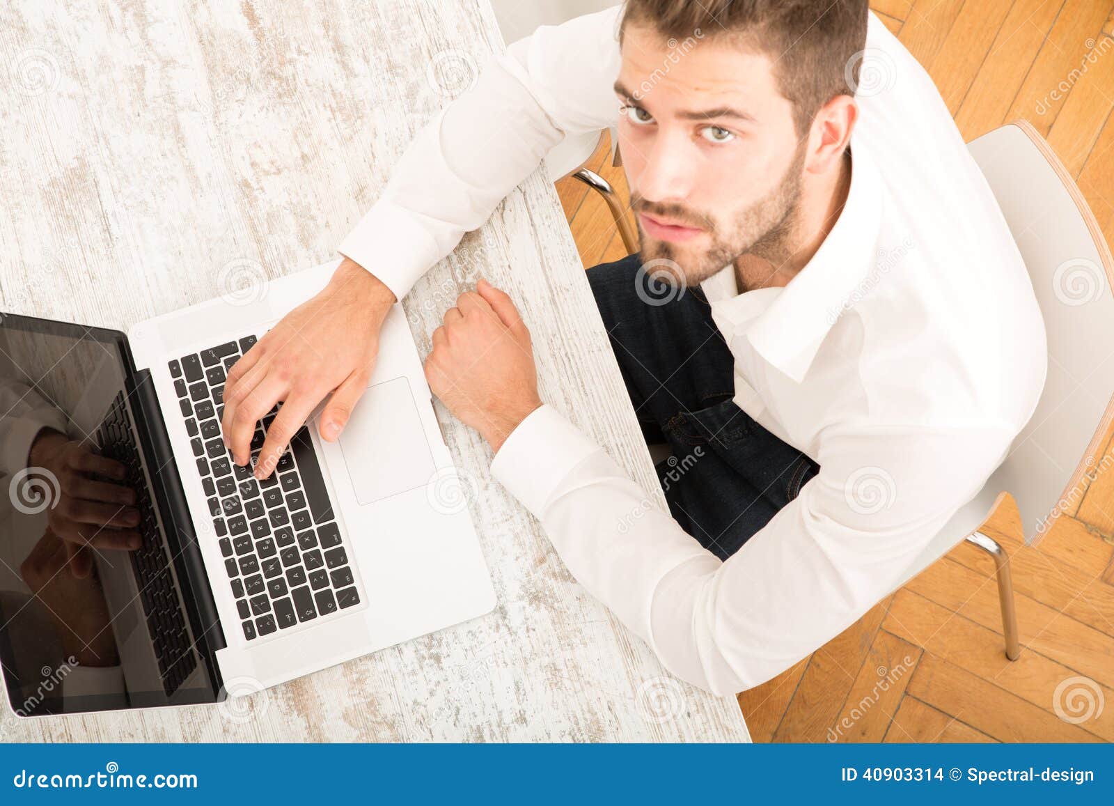 Junger Mann Mit Einer Laptop-Computer Stockfoto - Bild von kaukasisch ...