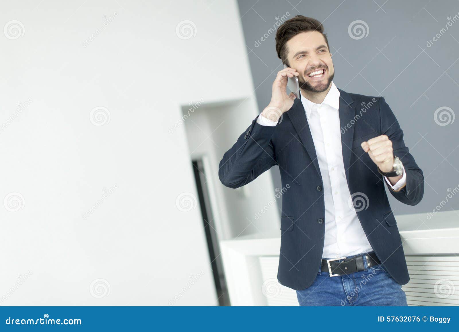 Junger Mann mit Handy stockfoto. Bild von handy, geschäft - 57632076