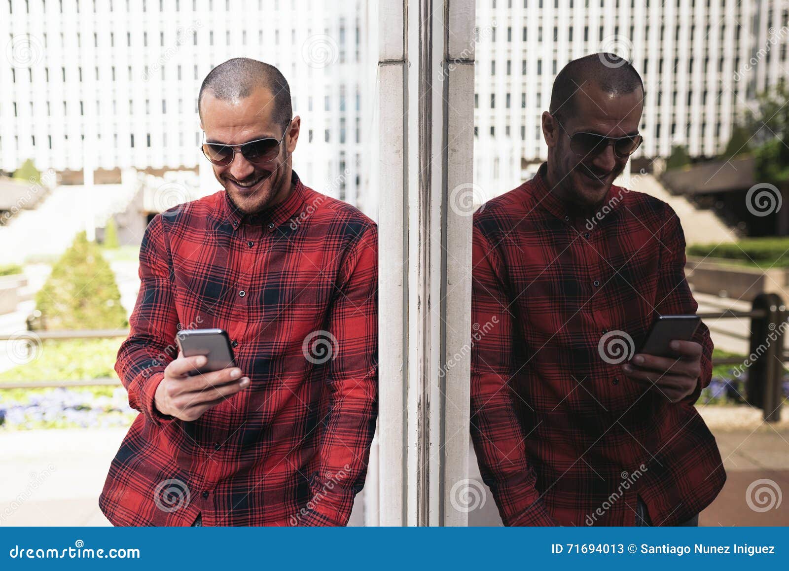 Junger Mann Mit Handy in Der Stadt Stockbild - Bild von leute, modisch ...