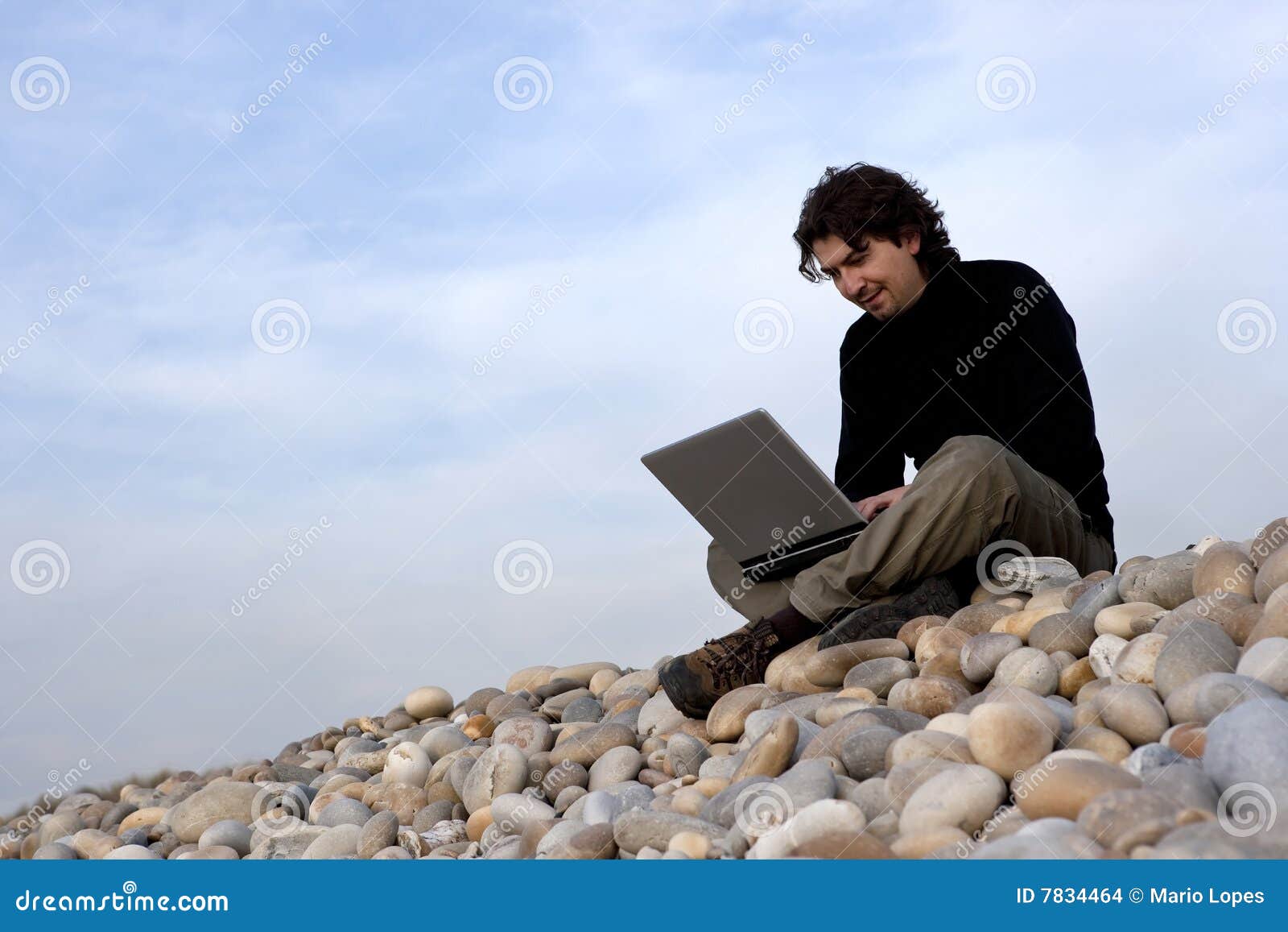 Junger Mann Mit Laptop-Computer Im Freien Stockfoto - Bild von mann ...