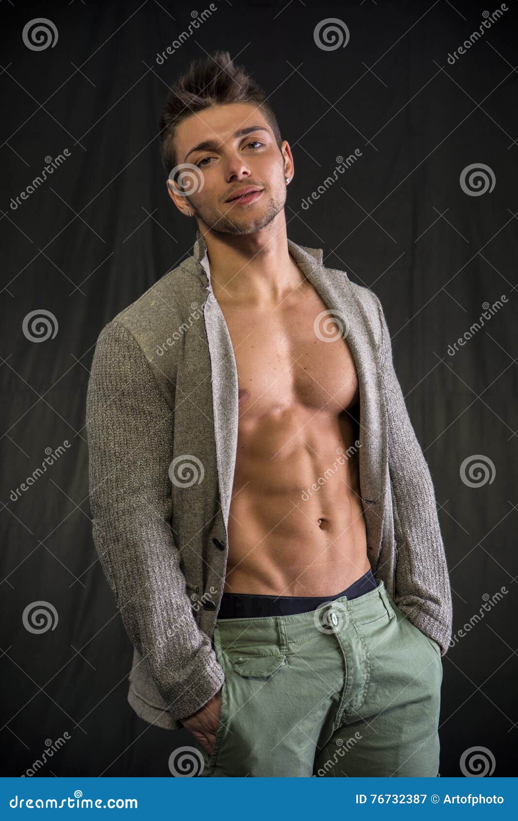 Junger Mann Mit Offener Jacke Auf Muskulösem Torso Stockbild - Bild von ...