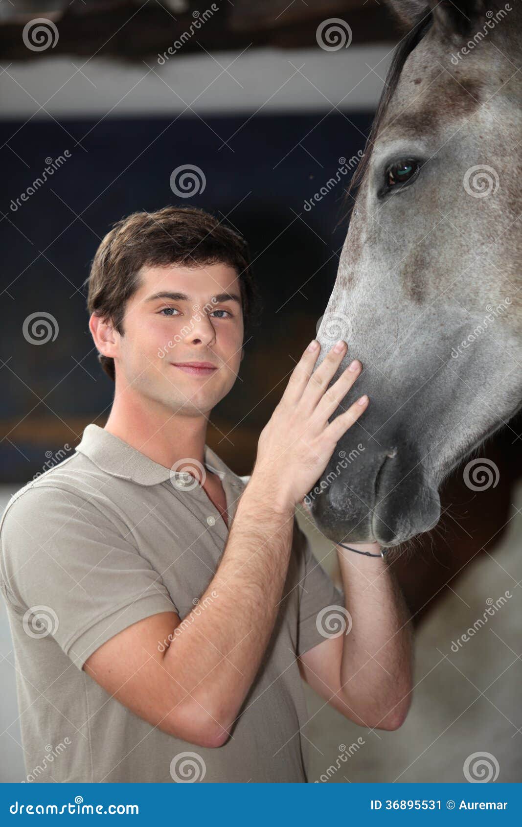 Junger Mann mit Pferd stockbild. Bild von holz, westlich - 36895531