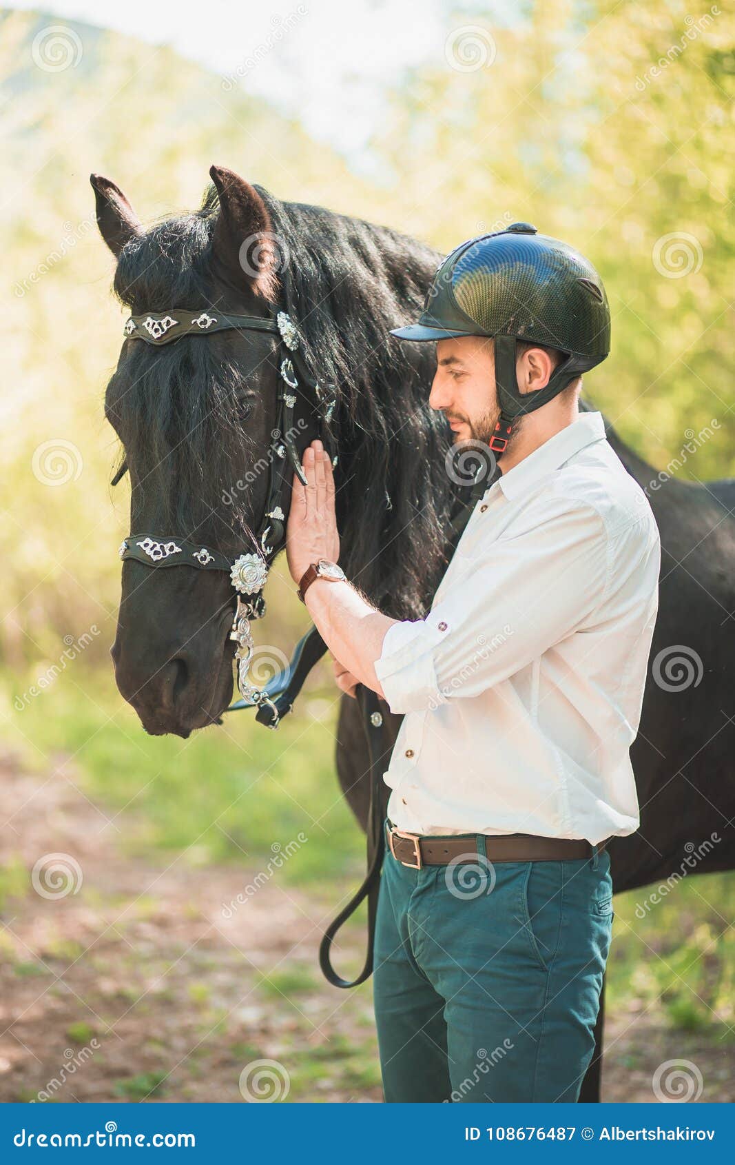 Junger Mann Mit Pferd Des Herbstes Szene Draußen Stockbild - Bild von ...