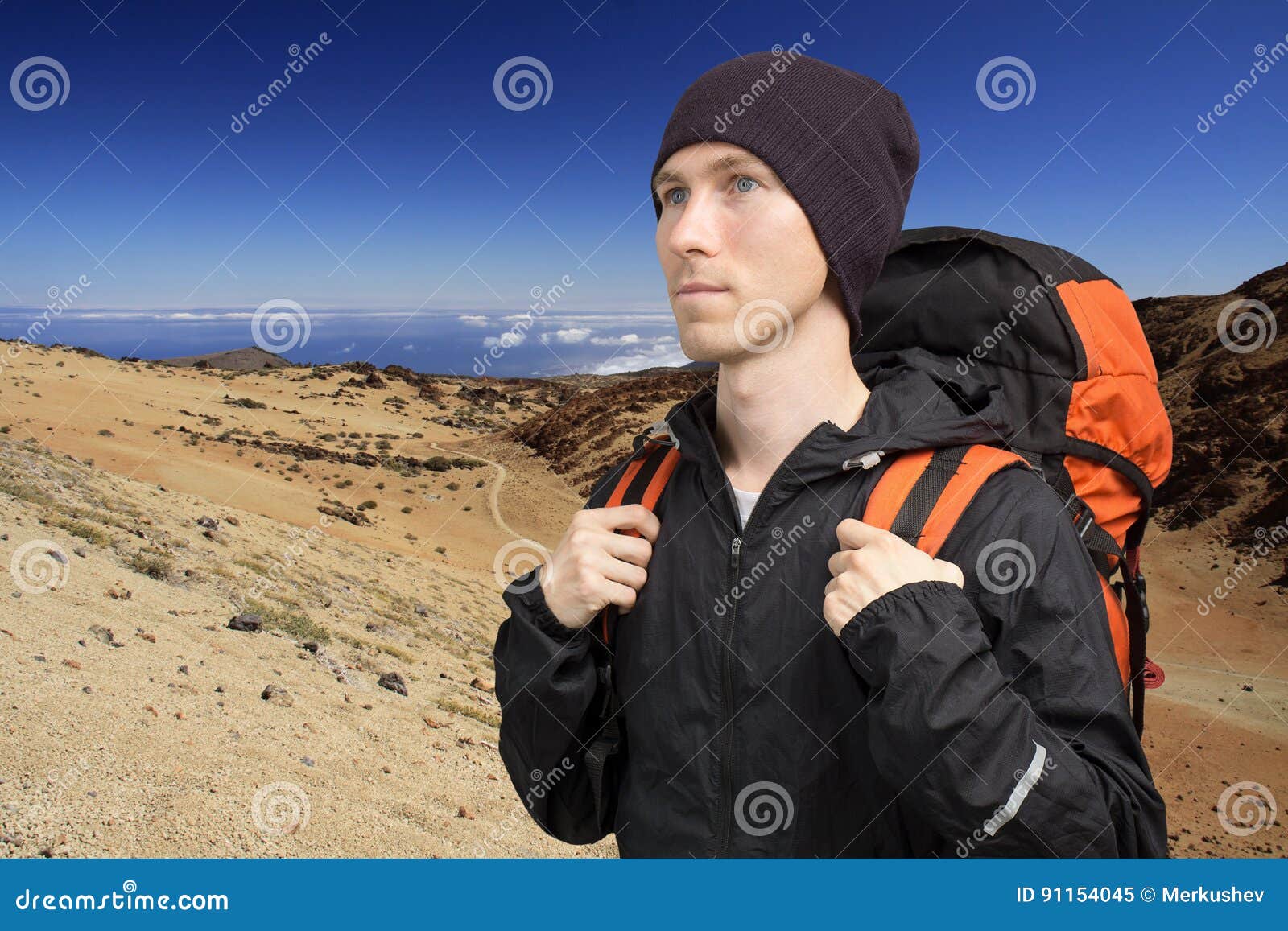 Junger Mann Mit Rucksack Auf Dem Hintergrund Der Bergigen Vulkanischen ...