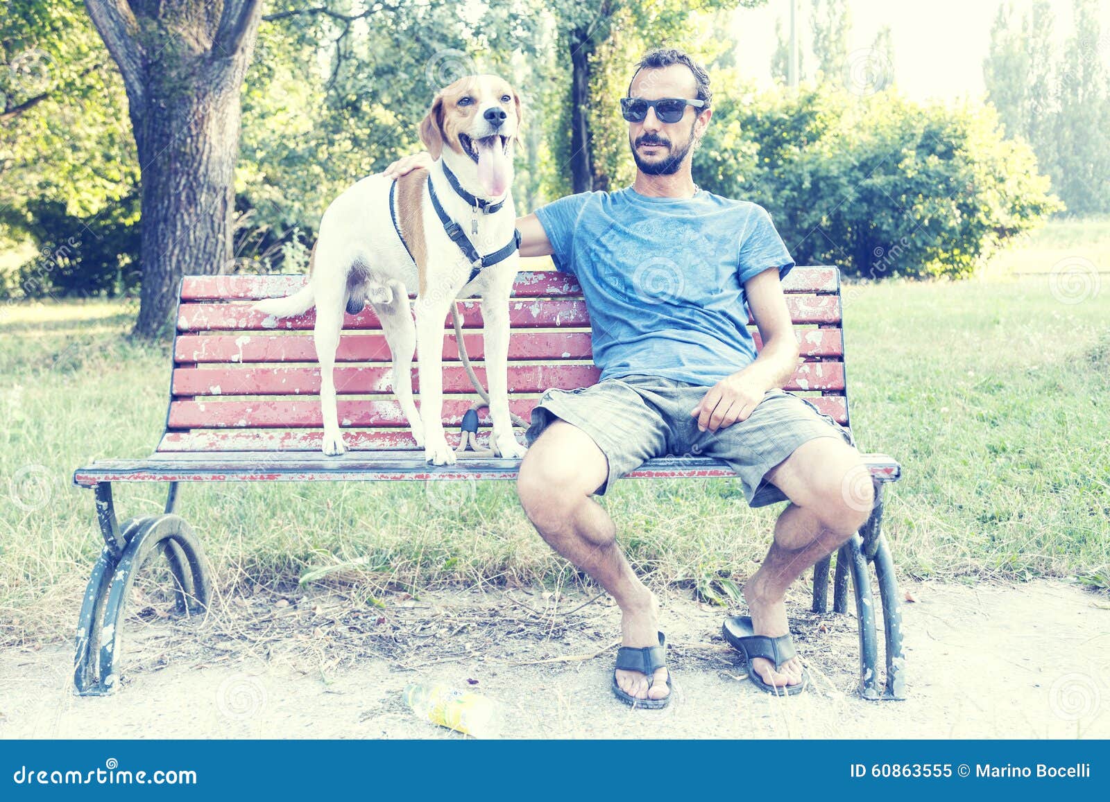 Junger Mann Mit Seinem Hund, Der Auf Bank Sitzt Stockbild - Bild von ...