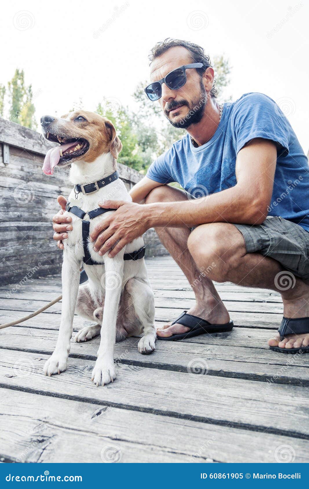 Junger Mann Mit Seinem Hund Im Park Stockbild - Bild von nett, freund ...