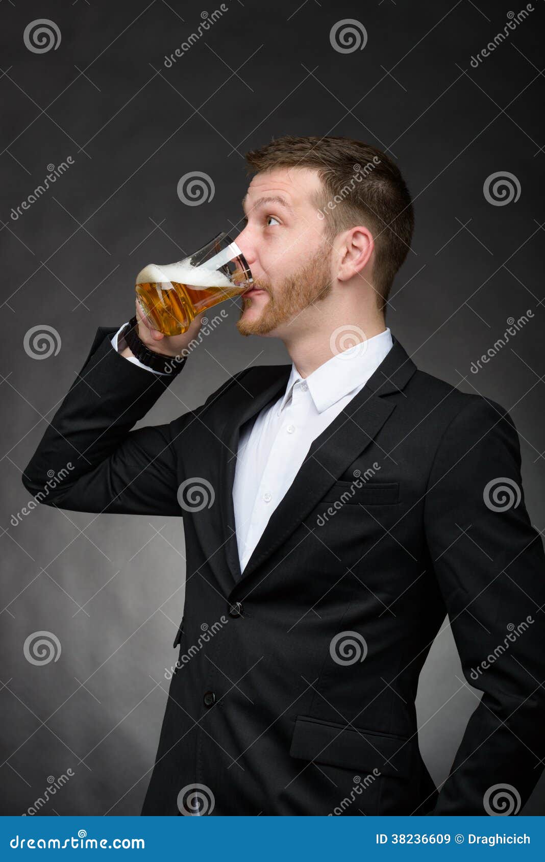 Junger Mann Mit Trinkendem Bier Des Bartes Stockbild - Bild von glas ...