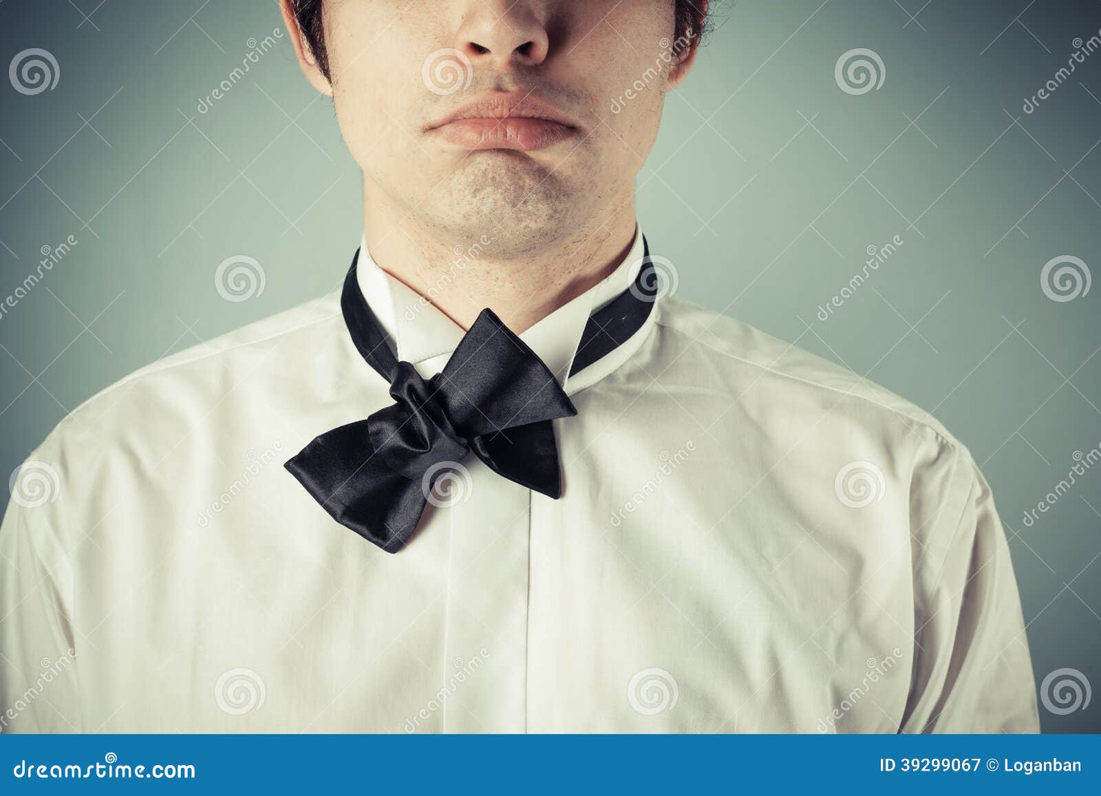 Junger Mann Mit Unordentlicher Fliege Stockbild - Bild von klage ...