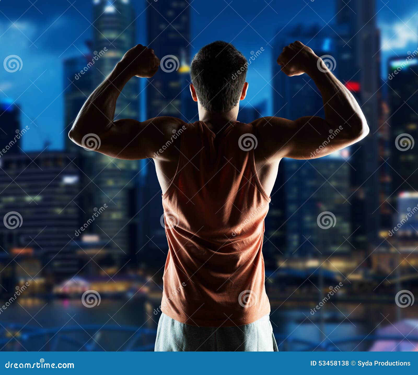 Junger Mann Oder Bodybuilder, Die Bizeps Zeigen Stockfoto - Bild von leistung, gepumpt: 53458138