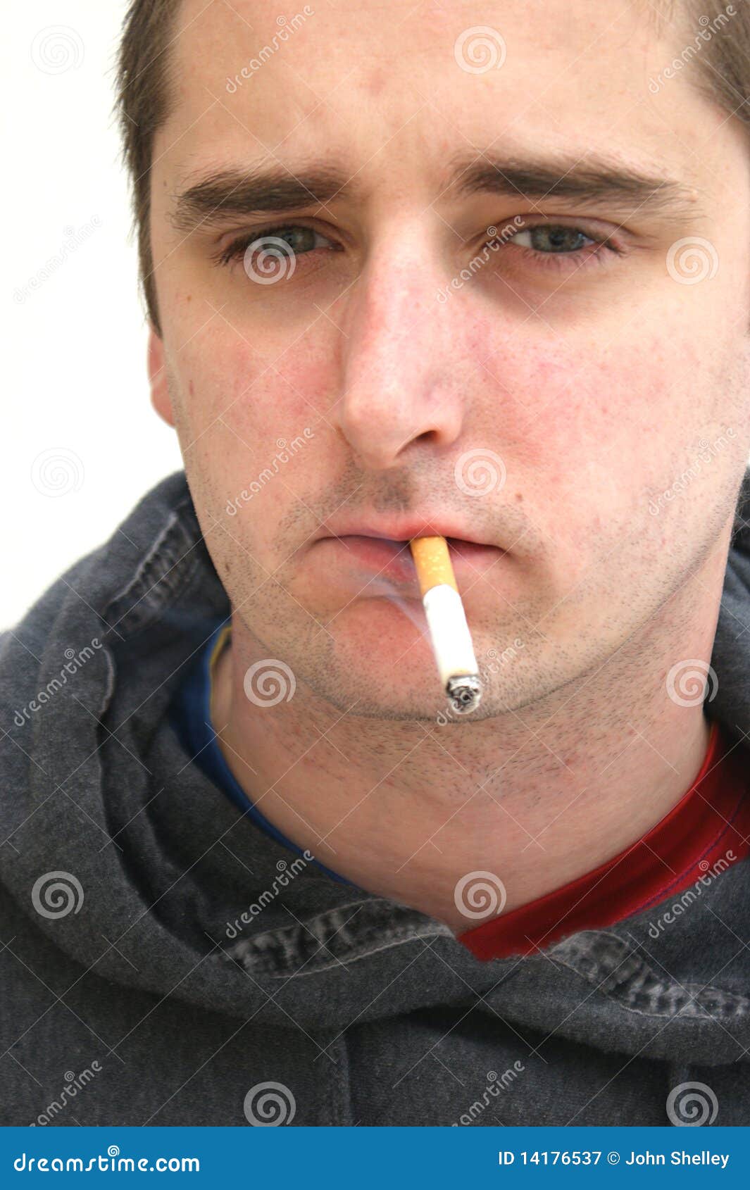 Junger Mann-Rauchen stockbild. Bild von tötung, zigarette - 14176537
