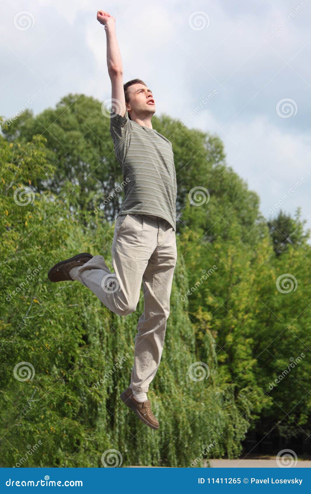 Junger Mann Springt Im Freien Stockbild - Bild von gesund, aktiv: 11411265