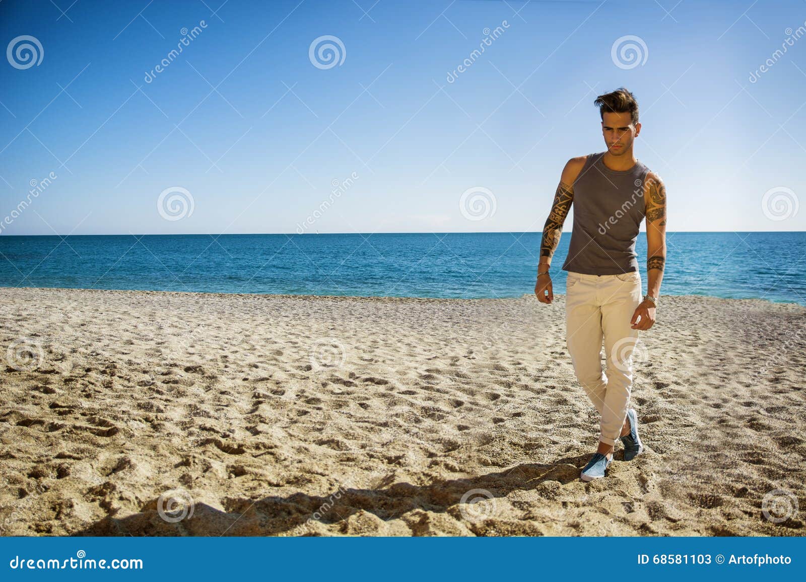 Junger Mann am Strand in Sunny Summer Day Stockbild - Bild von voll ...