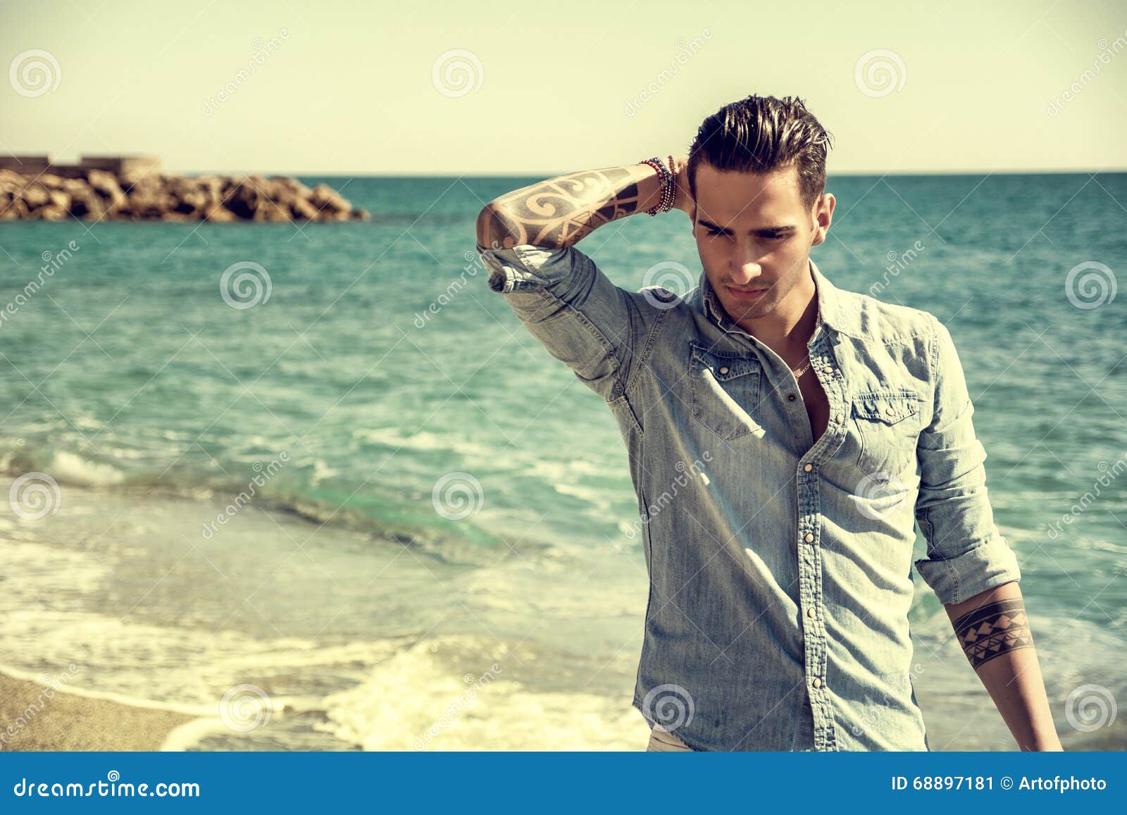 Junger Mann am Strand in Sunny Summer Day Stockbild - Bild von kerl ...