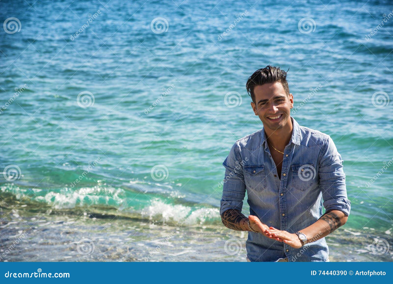 Junger Mann am Strand in Sunny Summer Day Stockfoto - Bild von szenisch ...