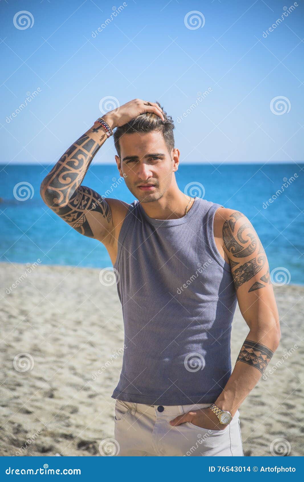 Junger Mann am Strand in Sunny Summer Day Stockfoto - Bild von kerl ...