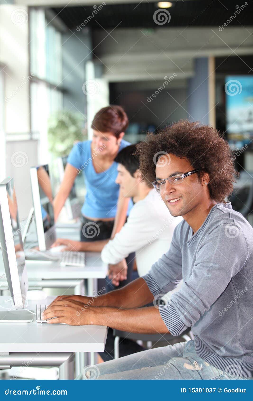 Junger Mann vor Computer stockbild. Bild von computer - 15301037