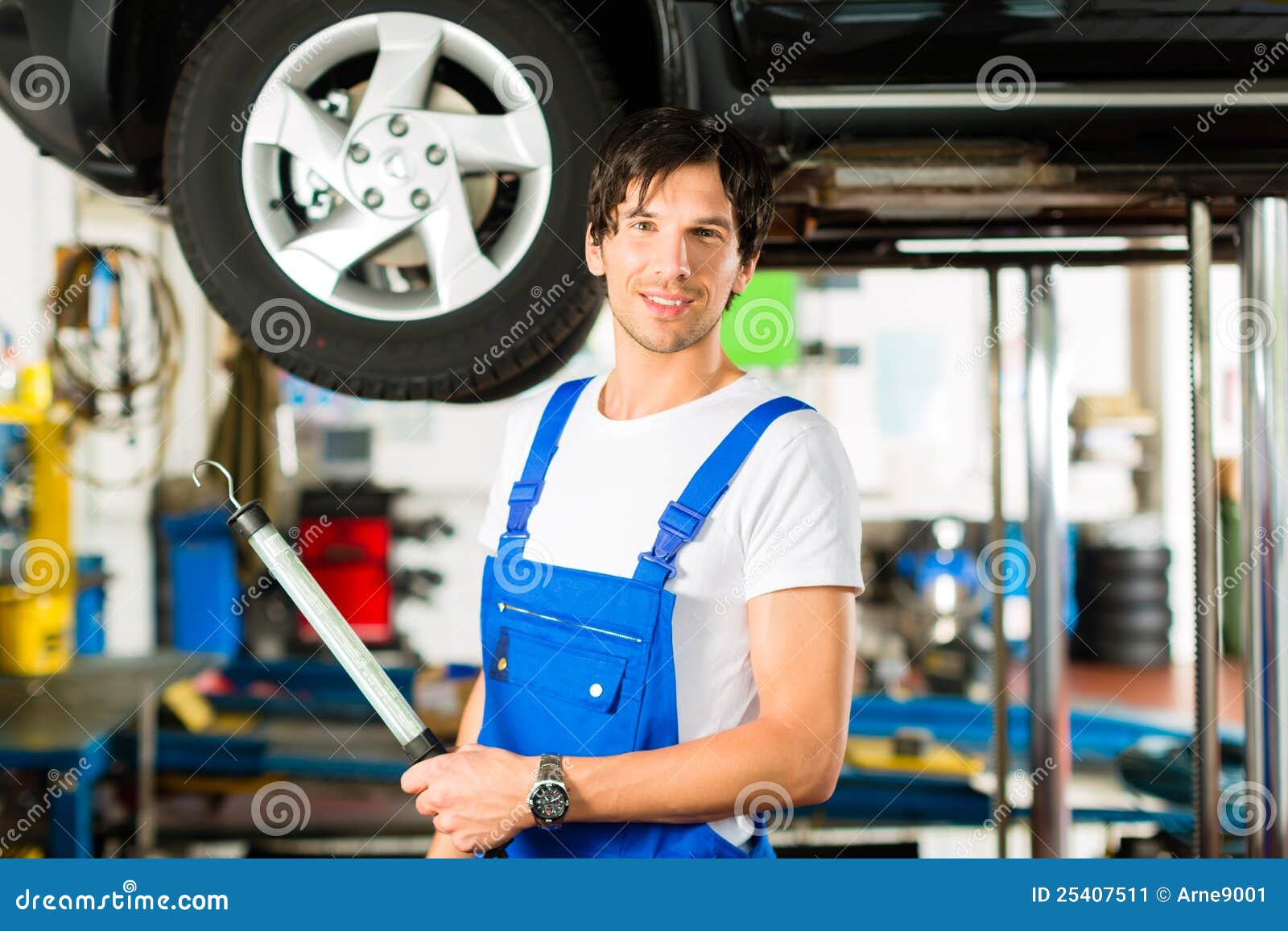 Junger Mechaniker in Der Blauen Gesamtfunktion Auf Auto Stockbild ...