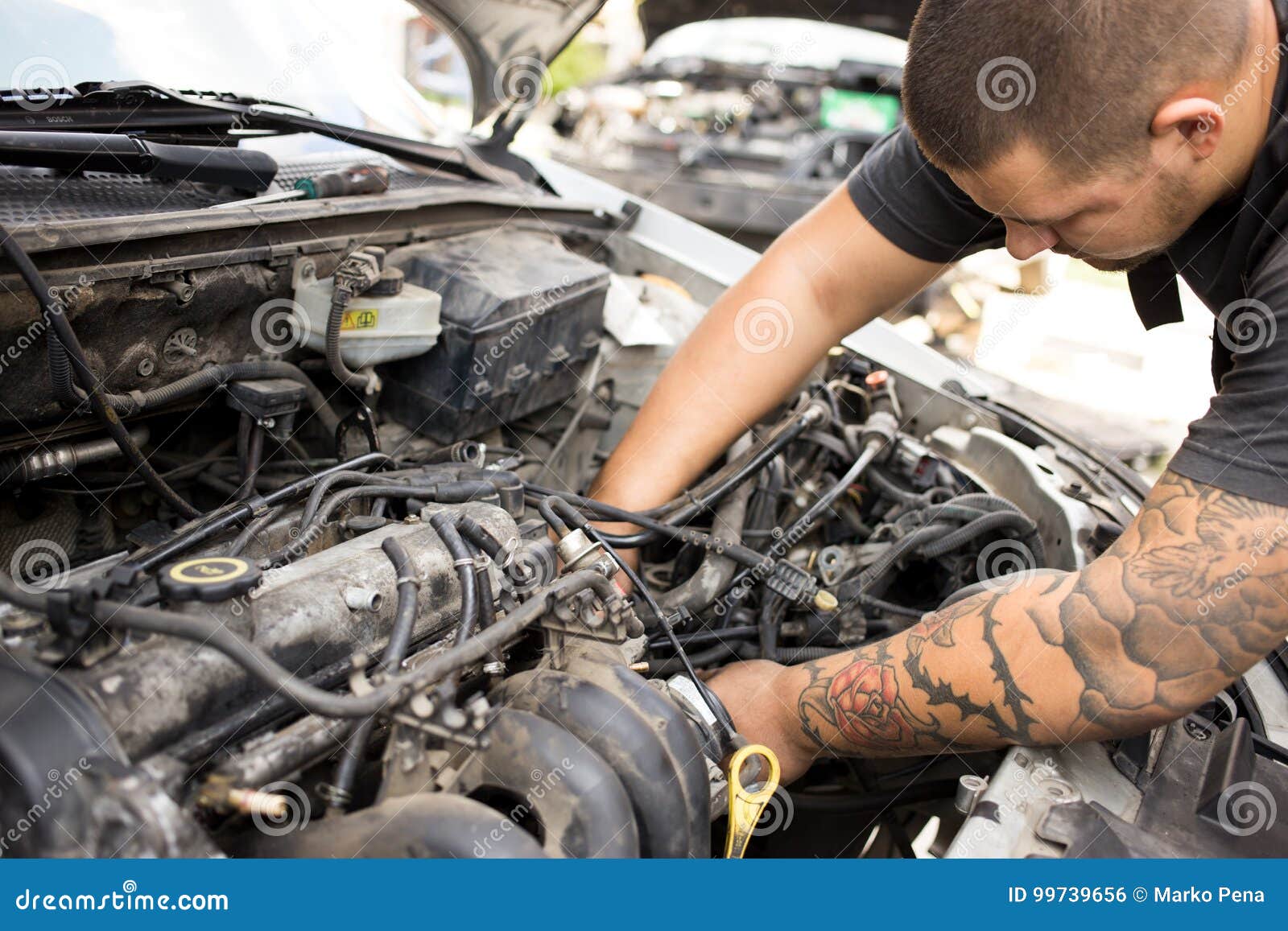 Junger Mechaniker, Der an Einem Auto Arbeitet Stockfoto - Bild von ...