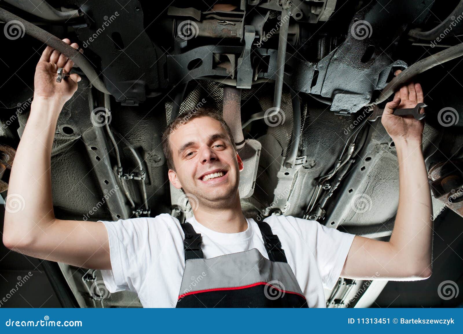 Junger Mechaniker, Der Unter Dem Auto in Der Garage Arbeitet Stockbild ...