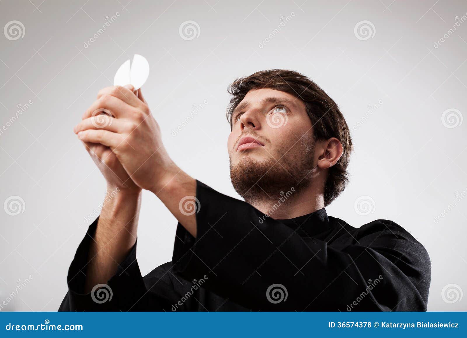 Junger Priester Feiert Eine Heilige Masse Stockfoto - Bild von ...