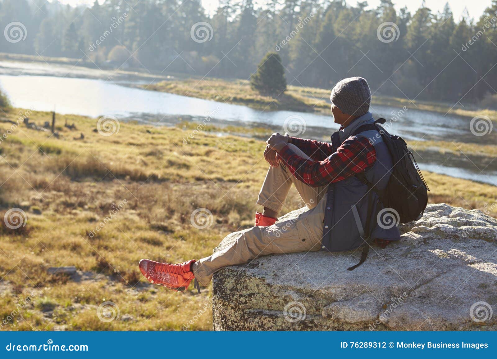 Junger Schwarzer Mann, Der Allein Auf Einem Felsen in Der Landschaft ... Junger Schwarzer Mann, Der Allein Auf Einem Felsen in Der Landschaft ...