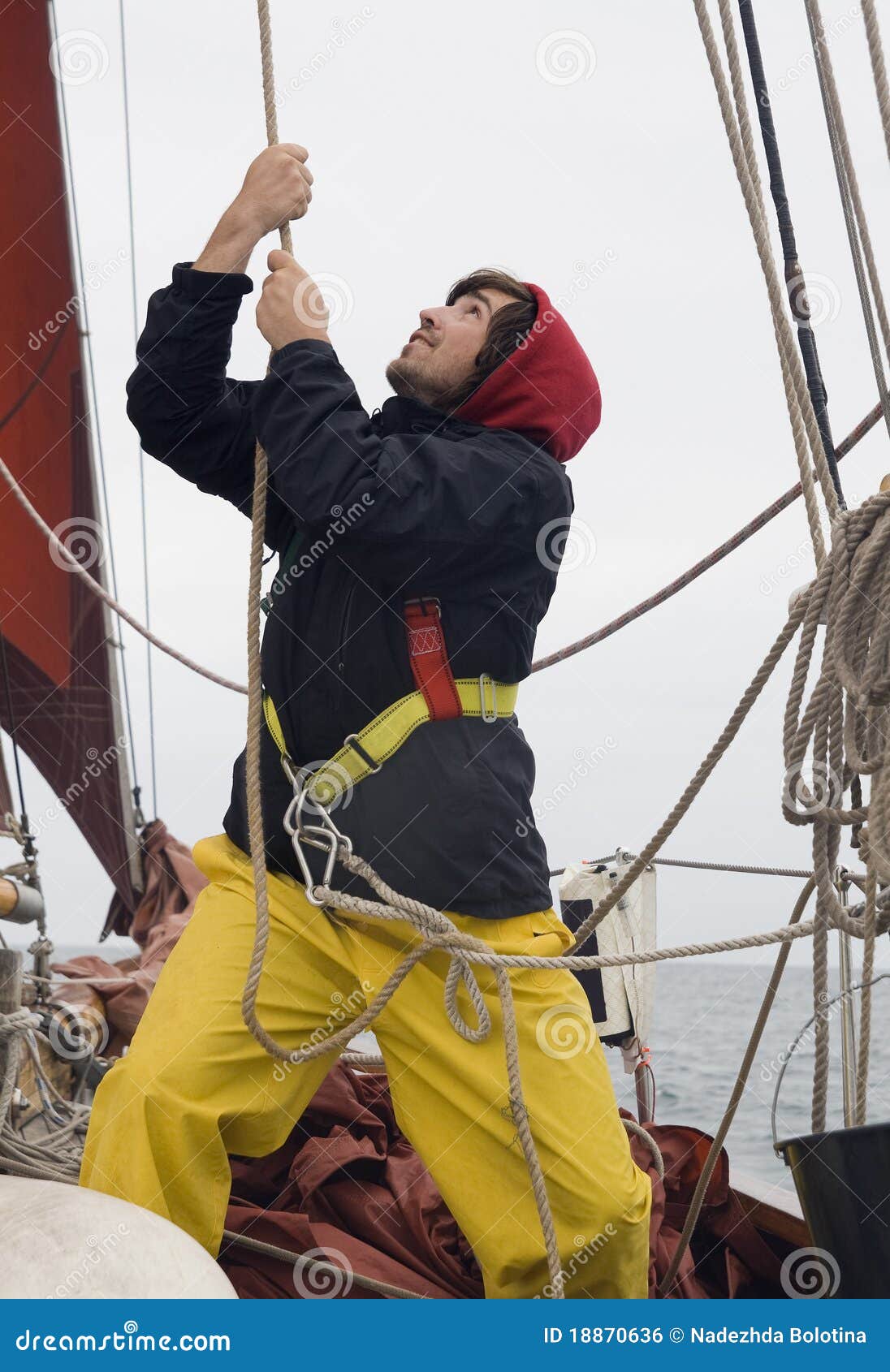 Junger Seemann Bei Der Arbeit Stockfoto - Bild von regatta, ziehen ...