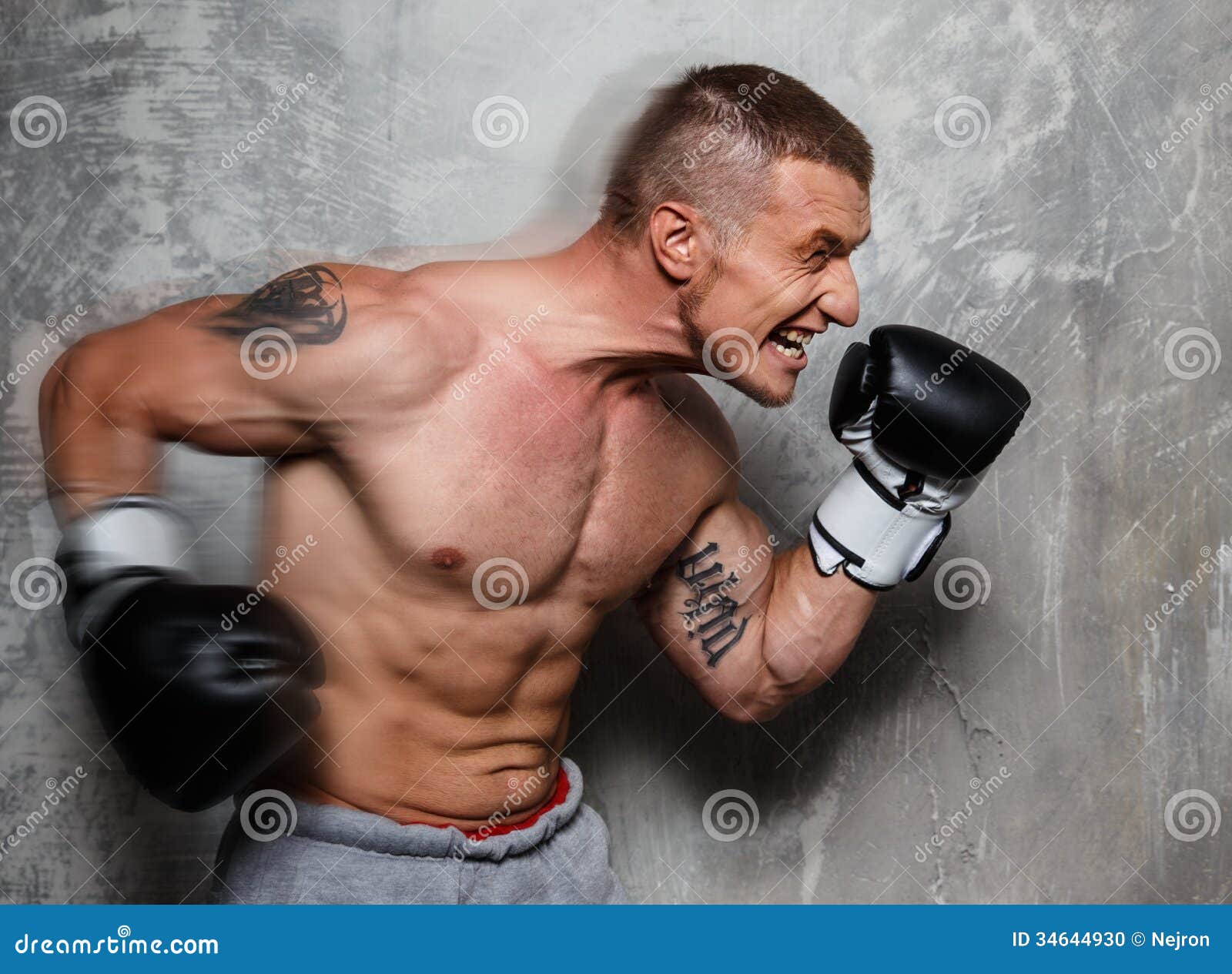 Junger sportlicher Mann stockfoto. Bild von kickboxen - 34644930