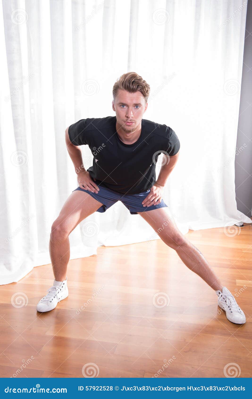 Junger Sportlicher Mann, Der Sein Training Tut Stockfoto - Bild von ...