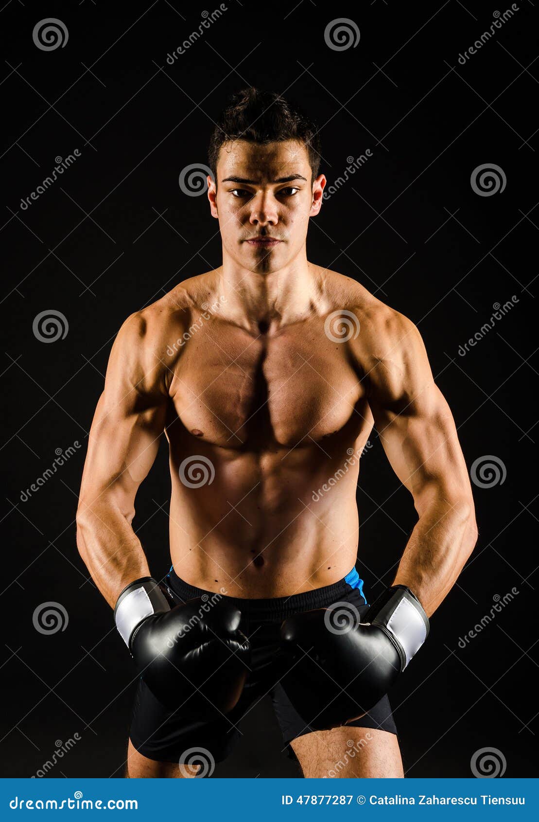 Junger Starker Boxer Mit Schwarzen Handschuhen Stockbild - Bild von ...
