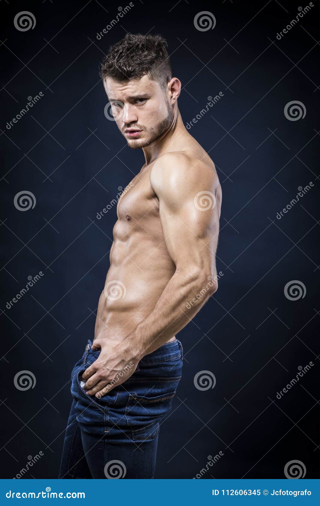 Junger Starker Mann Auf Dunklem Hintergrund Stockbild - Bild von kerl ...