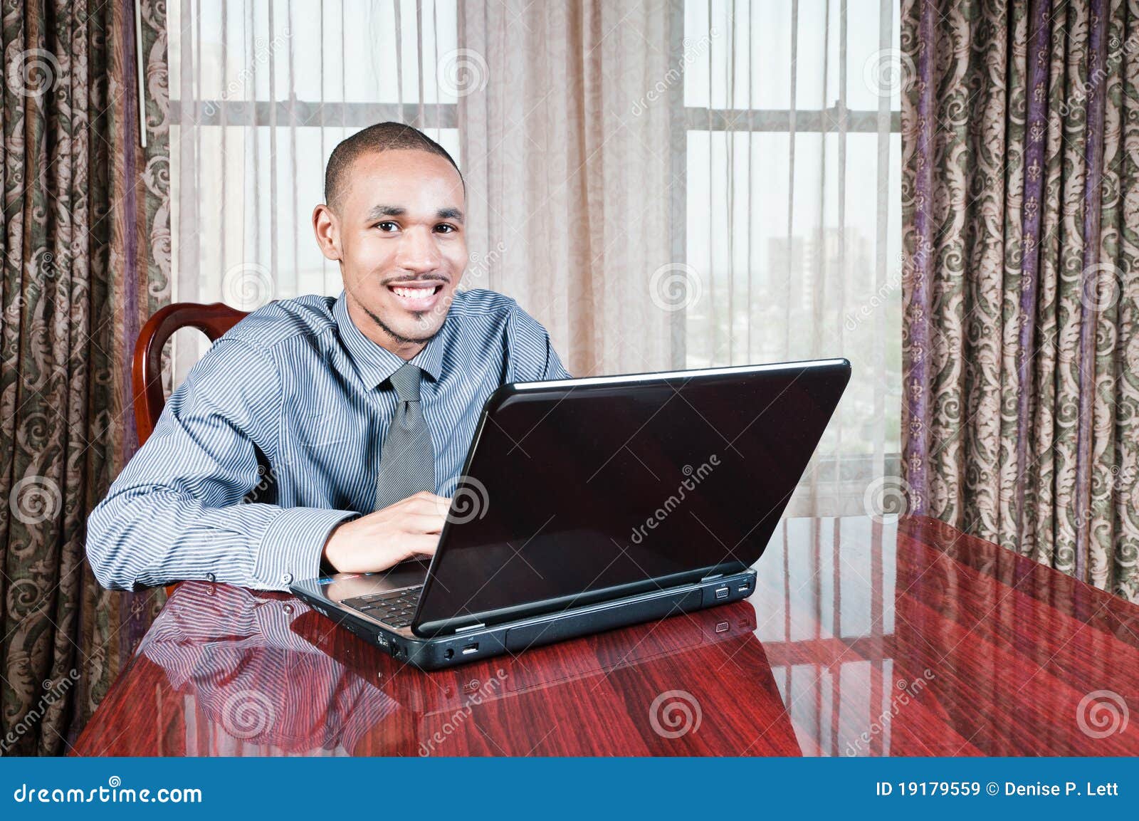 Junger Stattlicher Mann am Computer Stockbild - Bild von afrikanisch ...