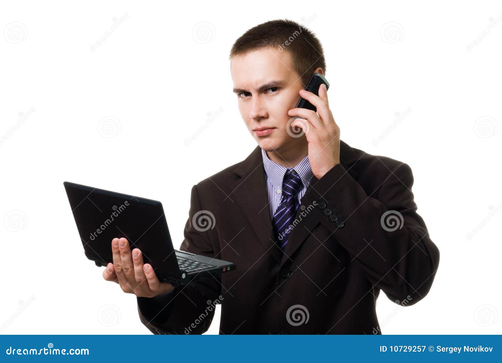 Junger Stattlicher Mann Mit Handy Und Laptop Stockbild - Bild von ...