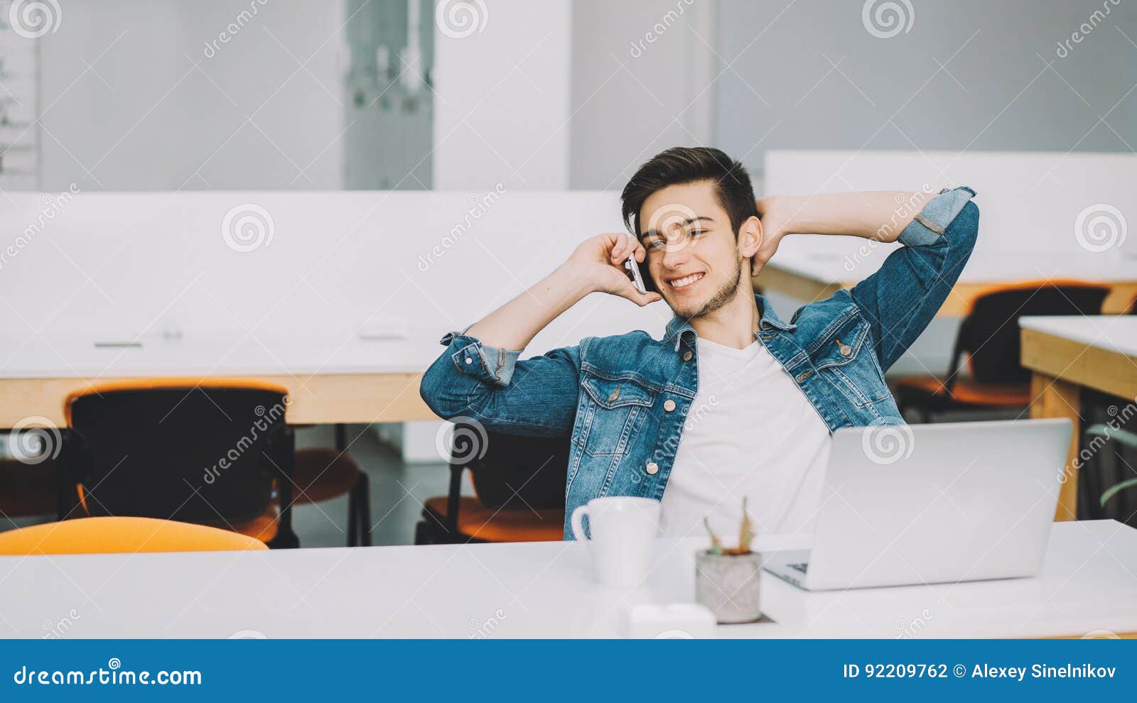 Junger Stilvoller Student Mit Dem Bart, Der an Laptop Arbeitet ...