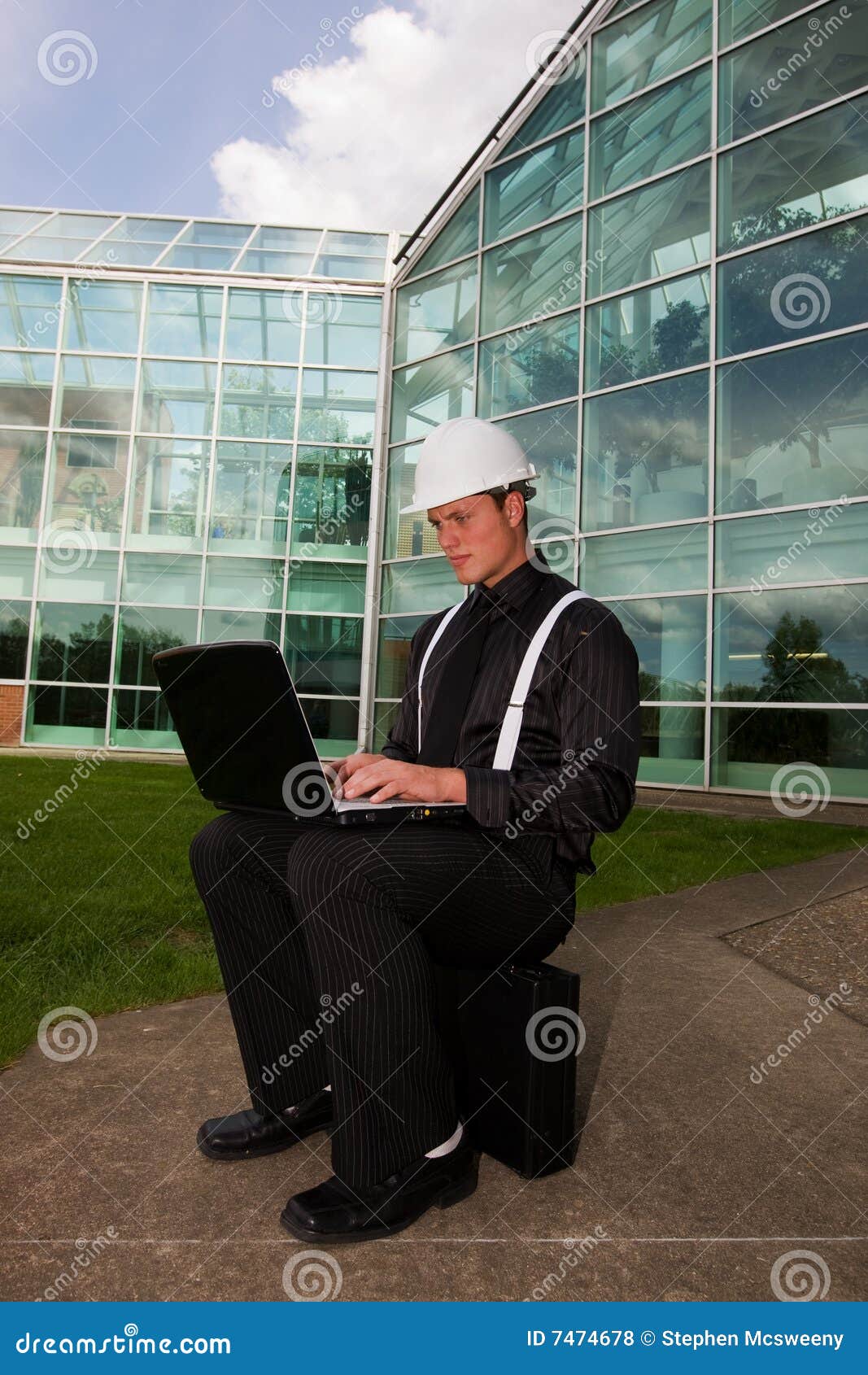 Junger Vorarbeiter stockfoto. Bild von leute, geschäft - 7474678