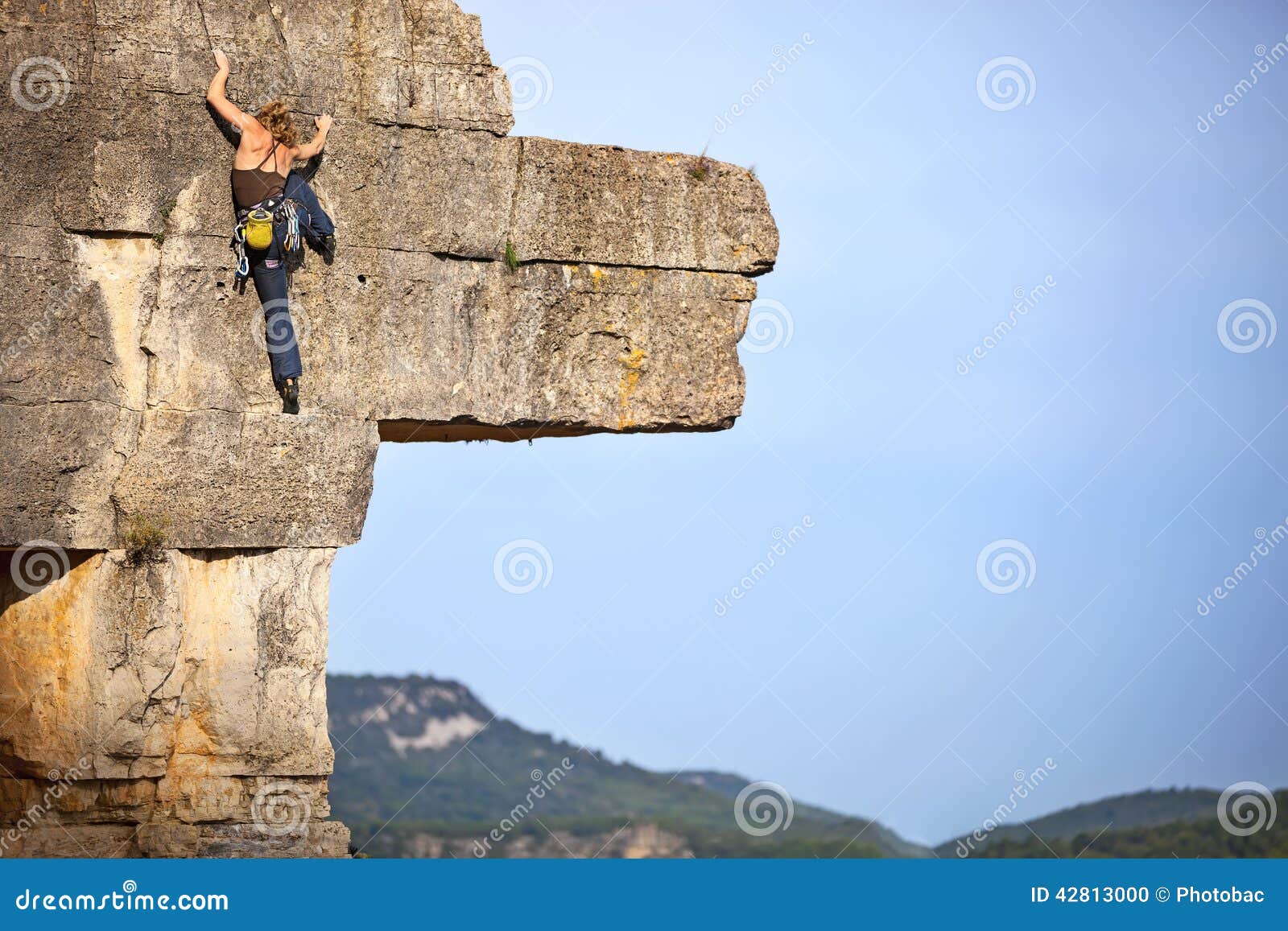 Junger Weiblicher Freier Bergsteiger Auf Einer Klippe Stockfoto - Bild ...