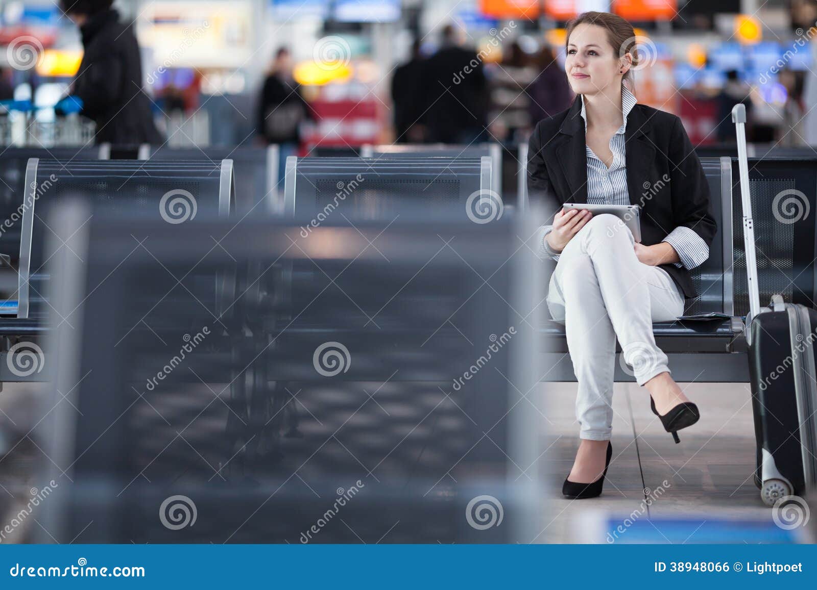 Junger Weiblicher Passagier am Flughafen Stockfoto - Bild von beutel ...