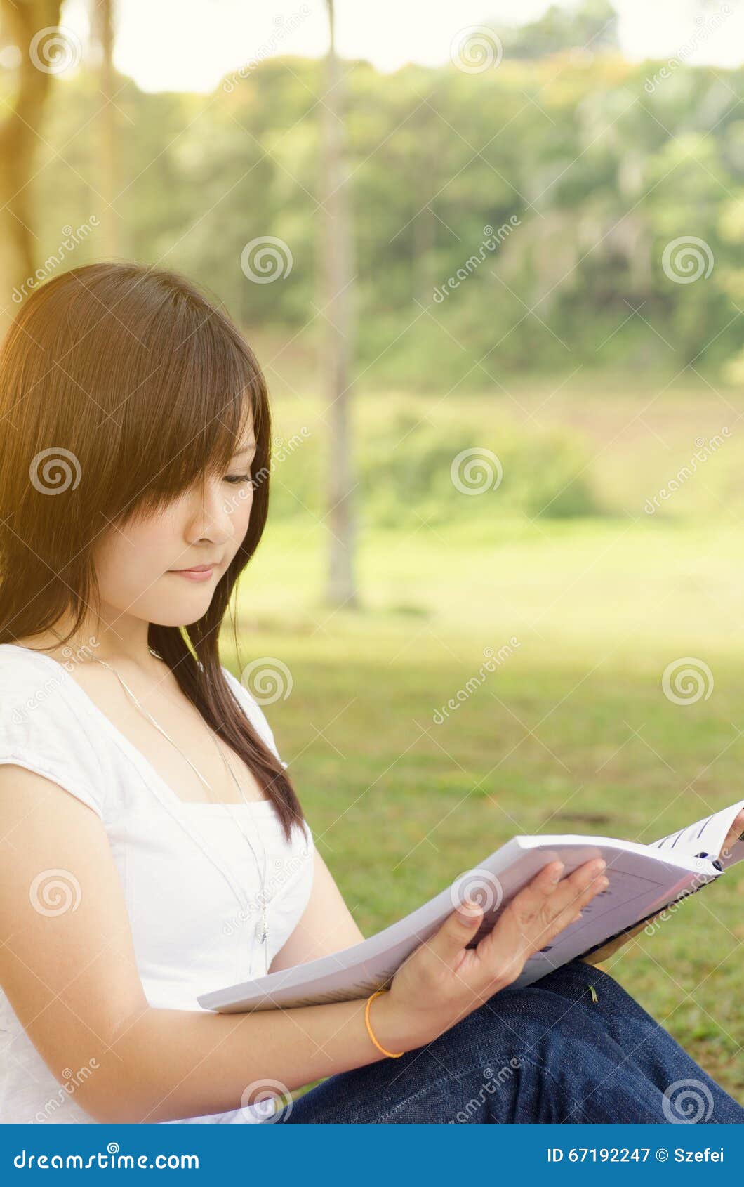 Junges Asiatisches Student-Lesebuch Stockbild - Bild von gemischt ...