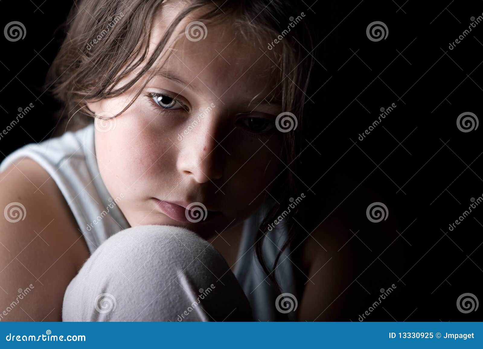 Junges Kind, Das Traurig Schaut Stockbild - Bild von traurig, jung ...