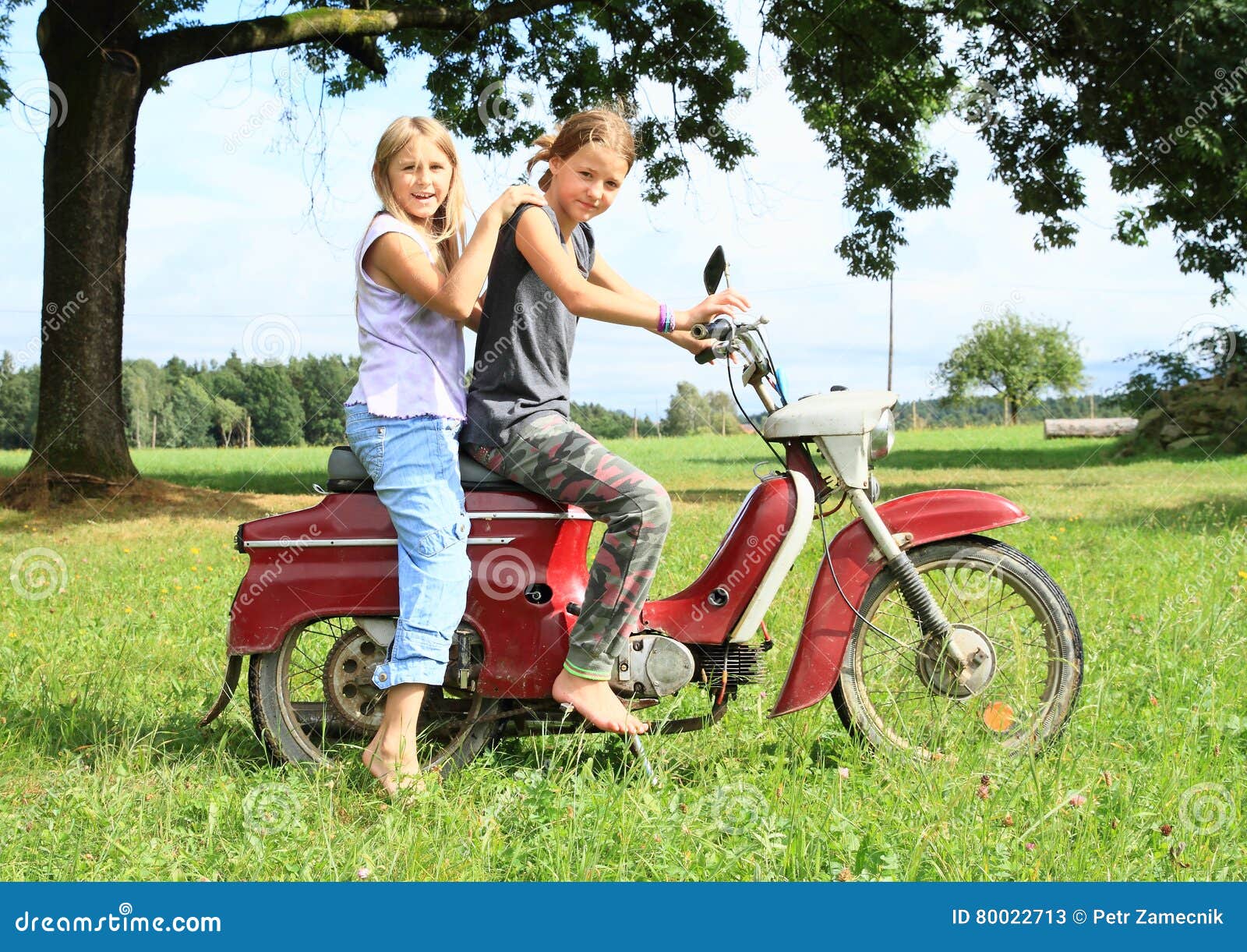 Junges Mädchen, Das Ein Motorrad Reitet Stockbild - Bild von fahrt ...
