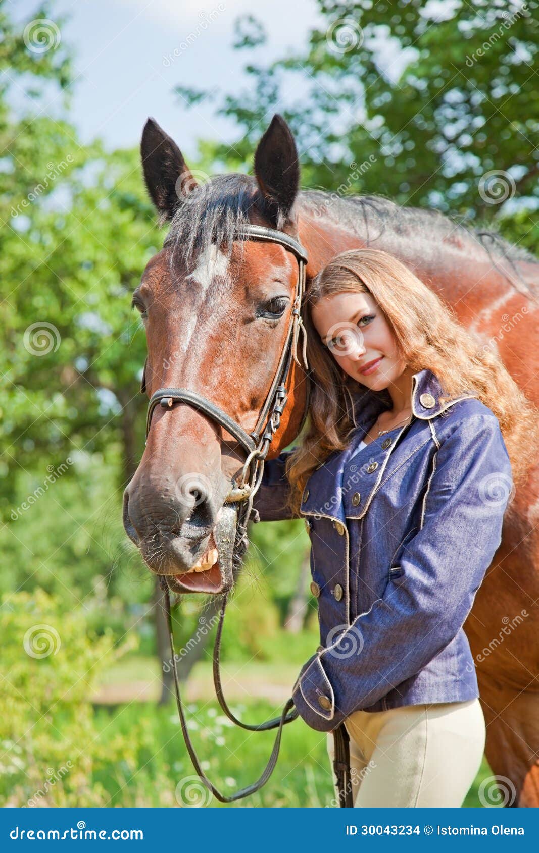 Junges Mädchen Mit Einem Pferd. Stockfoto - Bild von porträt, liebevoll ...