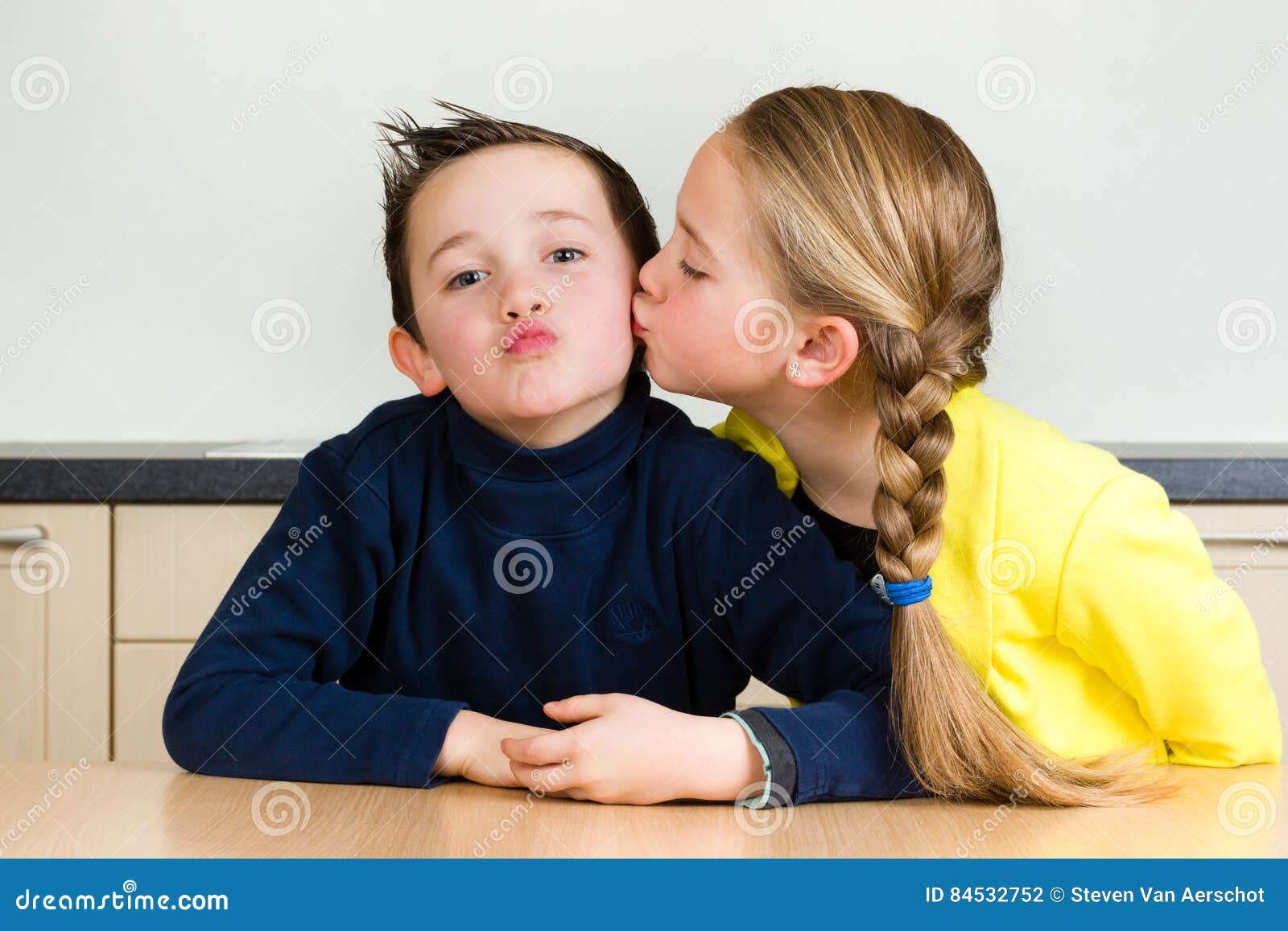 Junges Mädchen Gibt Ihrem Bruder Einen Kuss Stockfoto - Bild von kinder ...